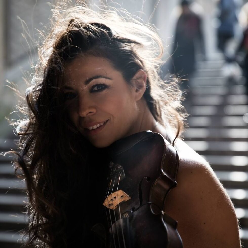 La violinista Maria Manousaki presenta su nuevo álbum Behind Closed ...